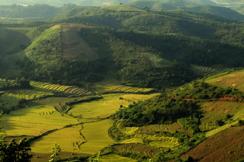FROM GOLDEN TRIANGLE TO THE COUNTRY OF 12000 RICE FIELDS (SHAN STATE)