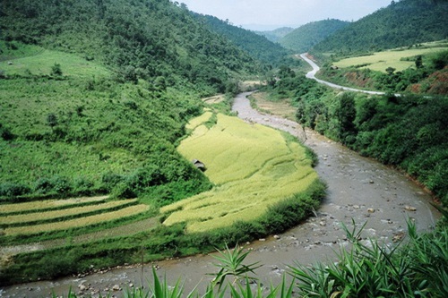 FROM GOLDEN TRIANGLE TO THE COUNTRY OF 12000 RICE FIELDS (SHAN STATE)